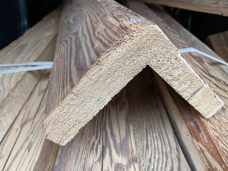 Altholz Balken handgehackt | BS-Holzdesign